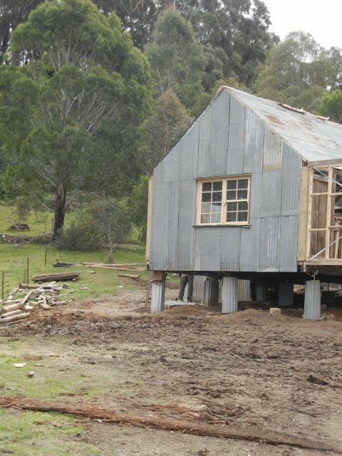 Rebuilding an old tin hut | A History of Aboriginal Sydney